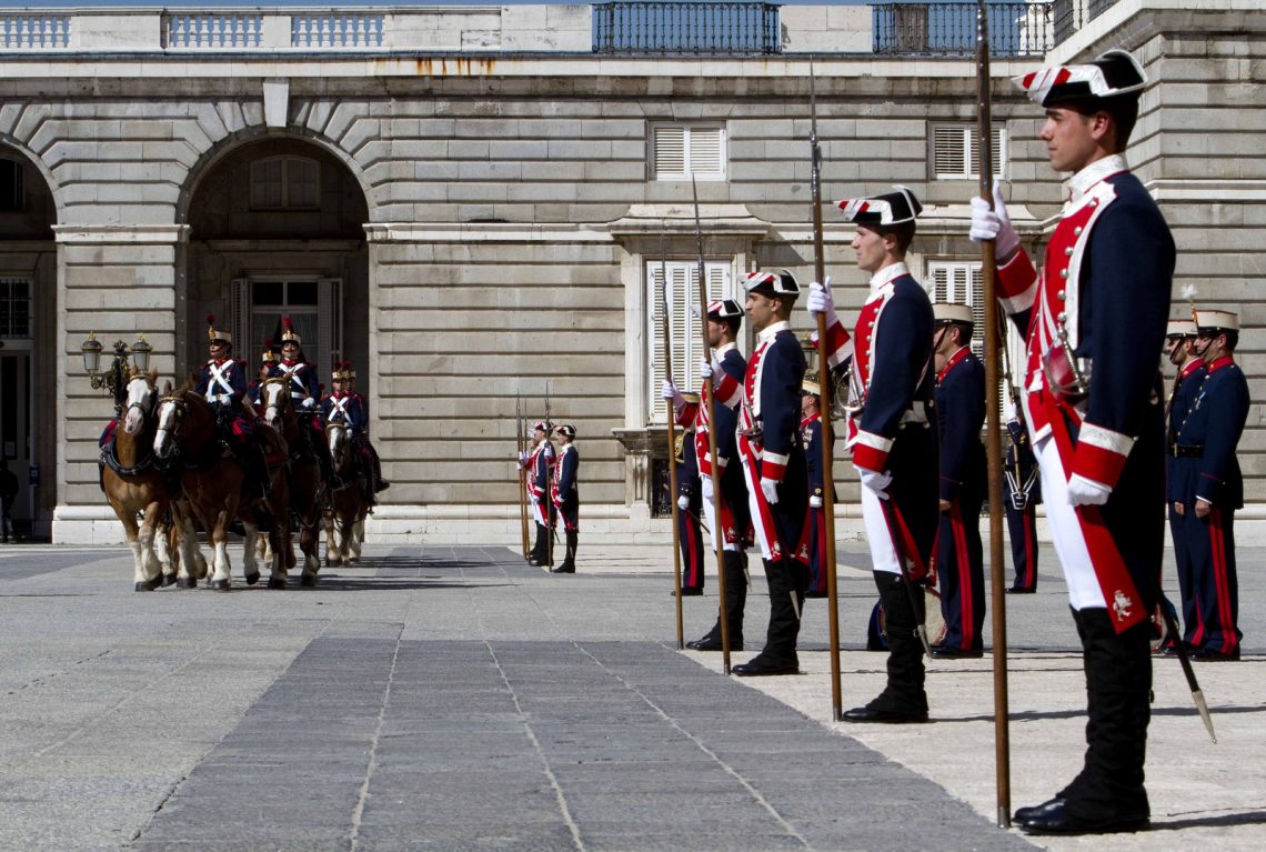 El cambio de guardia en el Palacio Real de Madrid | ShMadrid